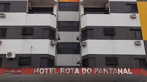 Um edifício de vários andares com fachada em azulejos, destacando uma placa que diz 