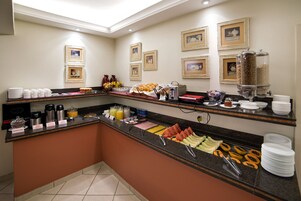 Café da manhã com buffet grátis todos os dias