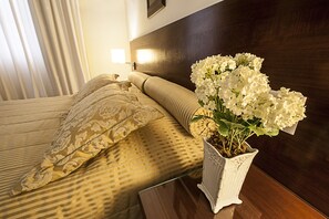 Suite | Minibar, cofre no quarto, secretária, cortinas/cortinados opacos 