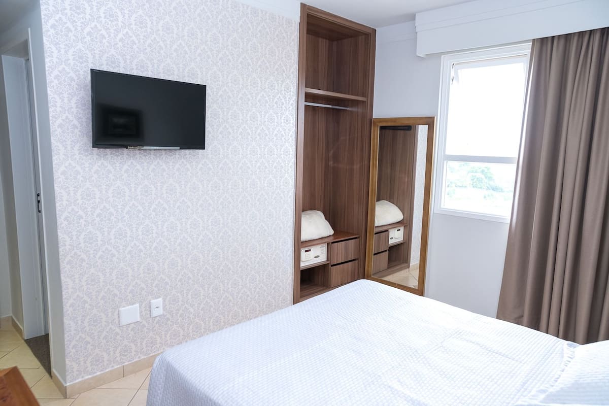Quarto Duplo de Luxo | Minibar, cofre no quarto, secretária, cortinas/cortinados opacos 