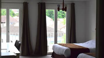 Quarto quádruplo | Cofres nos quartos, escrivaninha, cortinas blackout