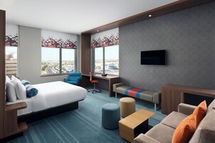 aloft, Suíte, 1 cama King | Cofres nos quartos, escrivaninha, ferros/tábuas de passar roupa