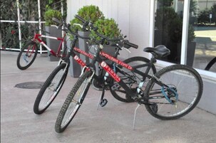 Uma bicicleta estacionada em frente a um edifício com porta de vidro.