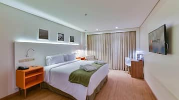Quarto Duplo Premium | Minibar, cofre no quarto, secretária, cortinas/cortinados opacos