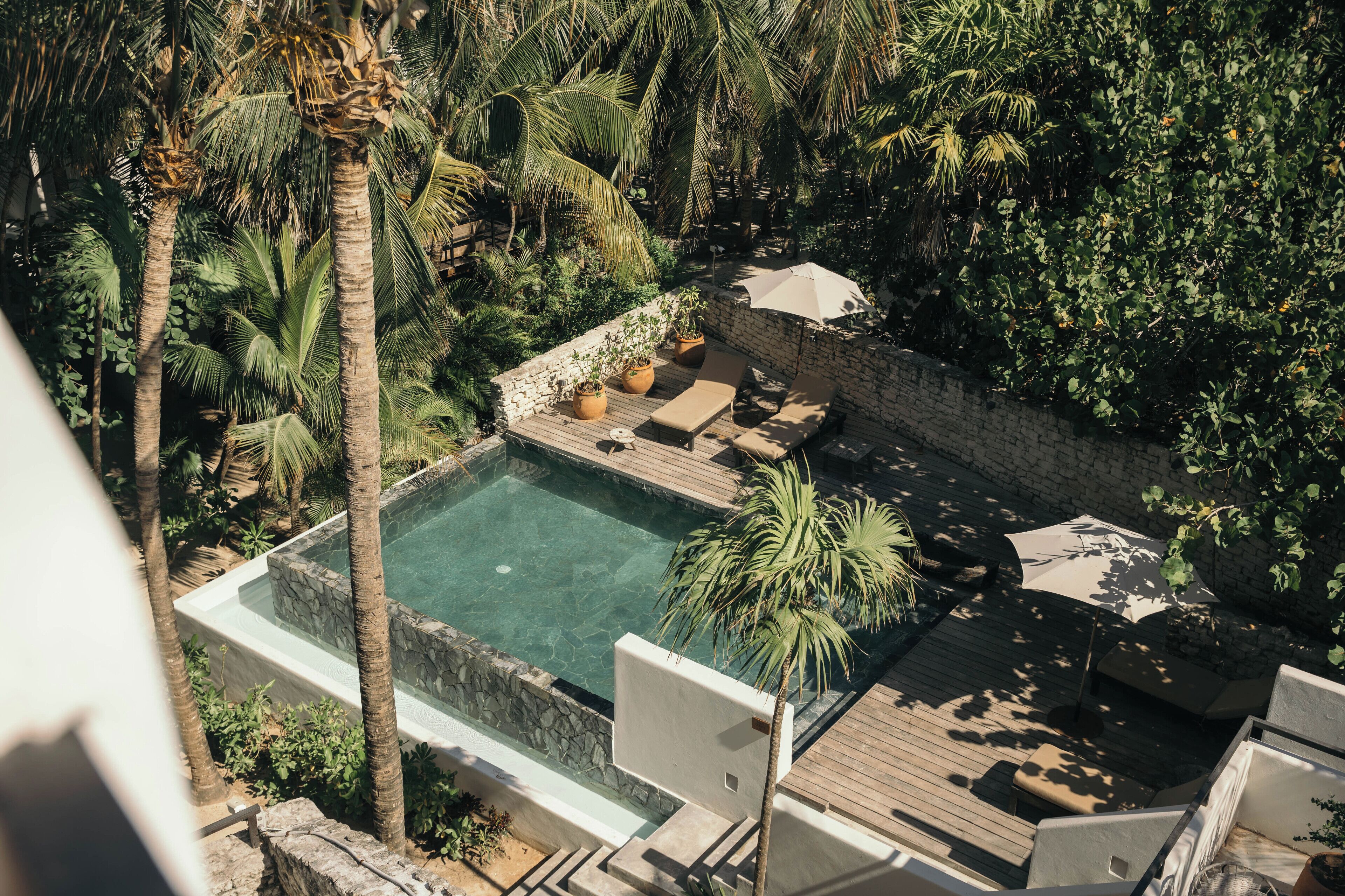 Piscina externa, funciona das 9h às 21h, guarda-sóis