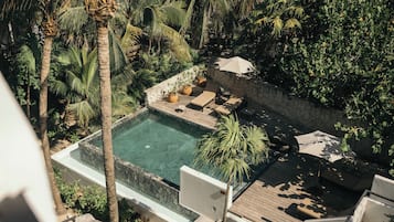 Piscina externa, funciona das 9h às 21h, guarda-sóis