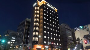 Um hotel de vários andares com uma placa chamativa 