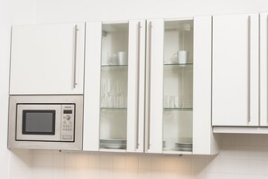 Apartamento, 1 quarto (Cleaning Fee Included) | Cozinha privada | Geladeira grande, micro-ondas, fogão, cooktop
