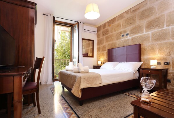 Suíte família, 2 quartos, sacada | Frigobar, cofres nos quartos, individualmente decorados