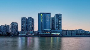 Horizonte urbano com edifícios altos ao longo da orla marítima.