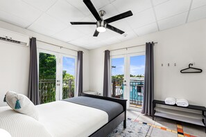 Quarto, sacada, vista para a cidade | Roupas de cama premium, individualmente decorados