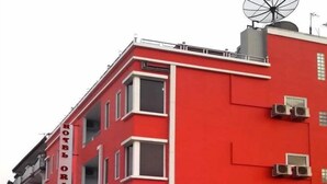 Um edifício vermelho com a placa 