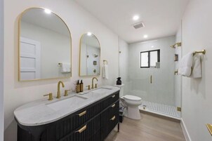 Luxury King Suite | Banheiro | Chuveiro, produtos de toalete grátis, toalhas de banho 