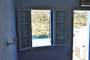 Quarto Twin Panorâmico, 2 camas individuais, vista para o porto, em frente ao mar | Sala de estar | Televisor LCD 