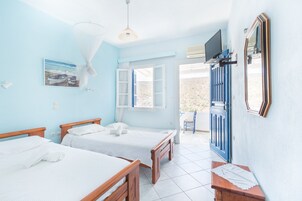Quarto duplo panorâmico, 2 camas de solteiro, vista para o porto, de frente para o mar | Wi-Fi de cortesia, roupa de cama