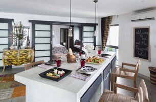 Suíte com design assinado, 1 quarto, cozinha americana, vista para o oceano (1 Bedroom) | Roupas de cama premium, frigobar, cofres nos quartos