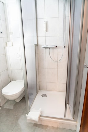 Chuveiro, produtos de toalete grátis, secador de cabelo