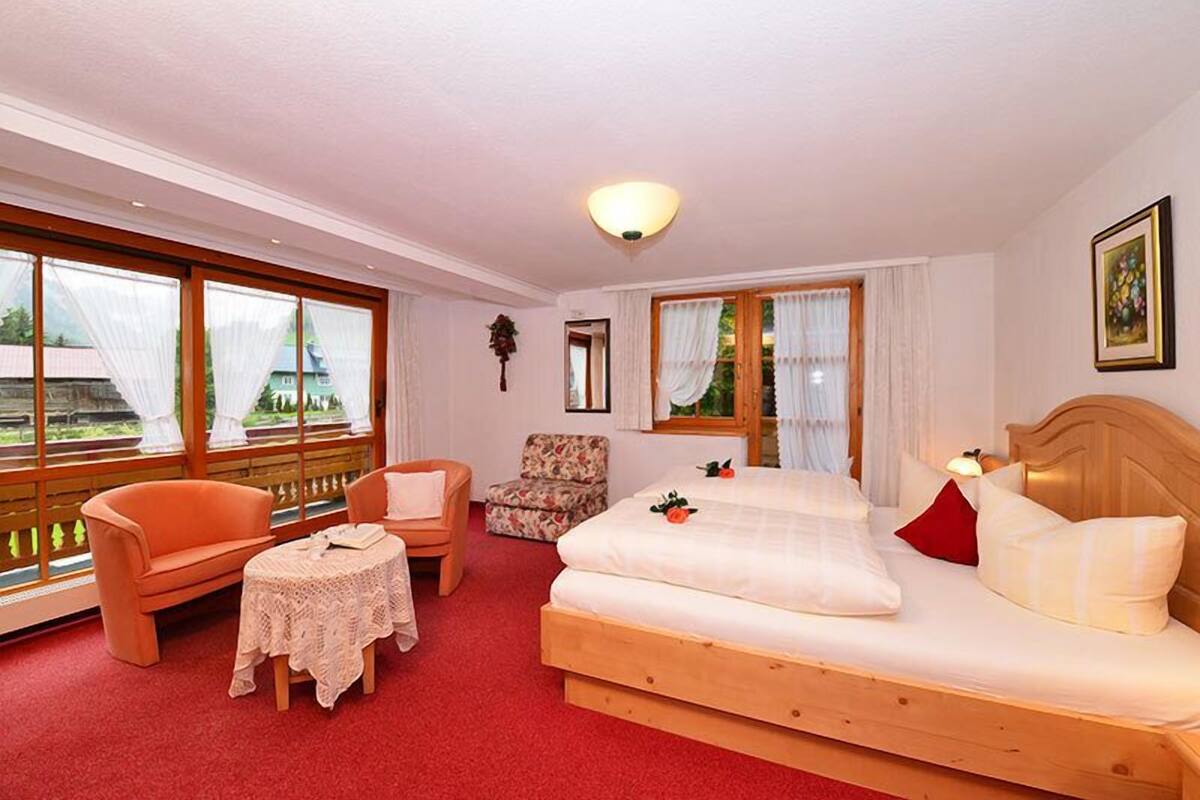 Quarto Duplo, varanda, vista para a montanha | Cofre no quarto, secretária, camas desdobráveis, Wi-fi grátis 