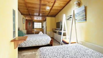 Quarto casal, 2 camas de casal, cozinha | Cofres nos quartos, escrivaninha, ferros/tábuas de passar roupa