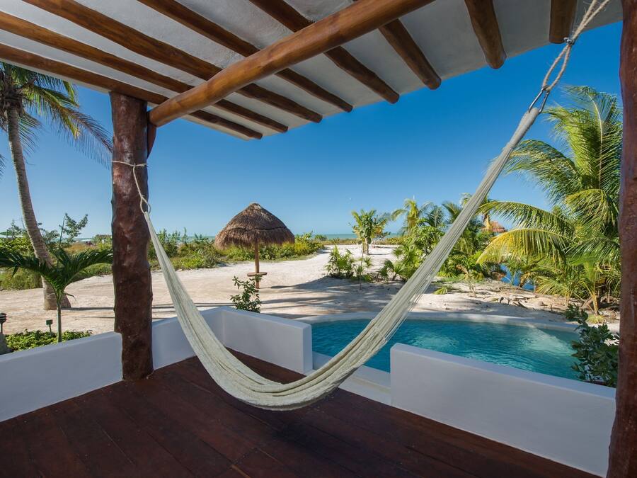 Junior Suite sea front and private pool: 2 queen beds | Vista do quarto