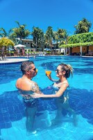 Piscina exterior, guarda-sóis, espreguiçadeiras 