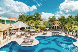 Piscina externa, guarda-sóis, espreguiçadeiras