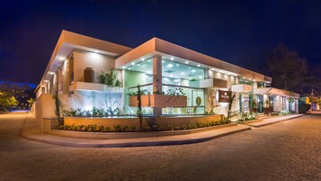 Fachada da propriedade à noite