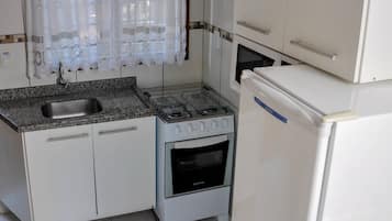 Chalé | Cozinha privada | Um frigorífico, um micro-ondas