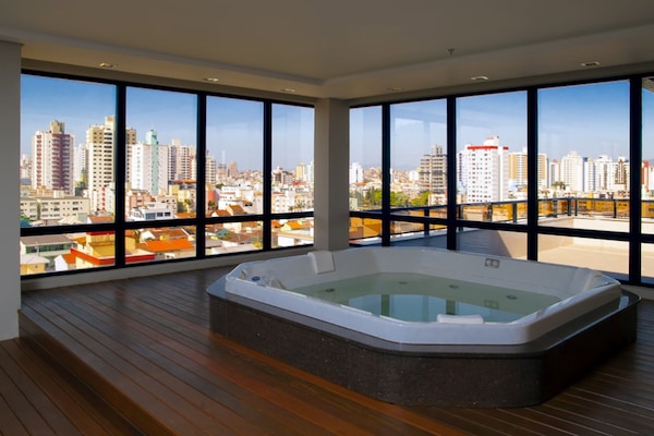 Banheira de hidromassagem interior