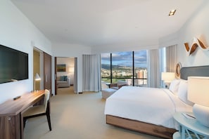 Suite, 1 cama king-size e sofá-cama, Vista para a cidade | Roupa de alta qualidade, cofre no quarto, cortinas/cortinados opacos 