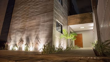 Fachada da propriedade à noite