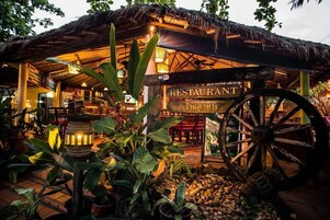 Pequenos-almoços, almoços, jantares servidos, cozinha internacional 