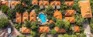 Piscina exterior, guarda-sóis, espreguiçadeiras 