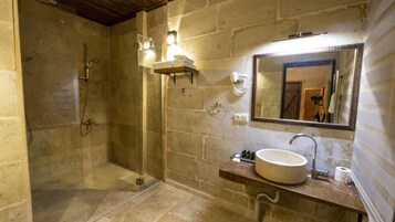 Quarto Standard | Casa de banho | Artigos de higiene pessoal grátis, um secador de cabelo, chinelos 