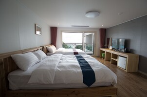 Quarto Twin Familiar, Vista para a cidade | Camas de colchão viscoelástico, cortinas/cortinados opacos 