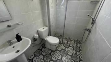 Quarto triplo standard | Banheiro | Chuveiro, produtos de toalete grátis, secador de cabelo, chinelos