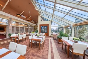 2 restaurantes: servem pequenos-almoços, almoços, jantares e brunches