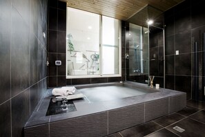 Suite Deluxe (Check-in available after 8PM for Sat.) | Casa de banho | Um polibã e uma banheira separados, uma banheira de hidromassagem 