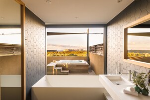 Suite Nobre (Citadelle View) | Casa de banho | Um polibã, produtos de higiene exclusivos, um secador de cabelo 