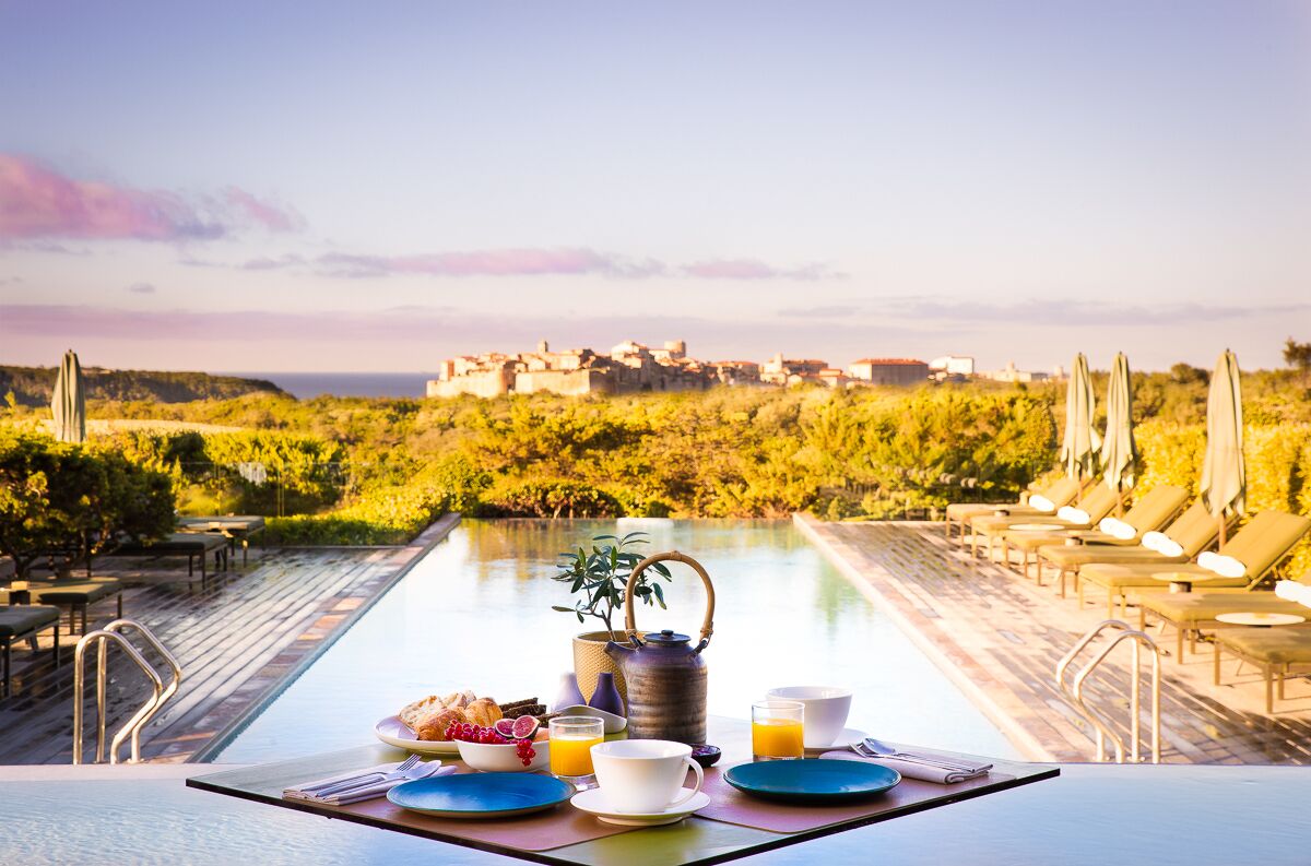 Piscina exterior, espreguiçadeiras 