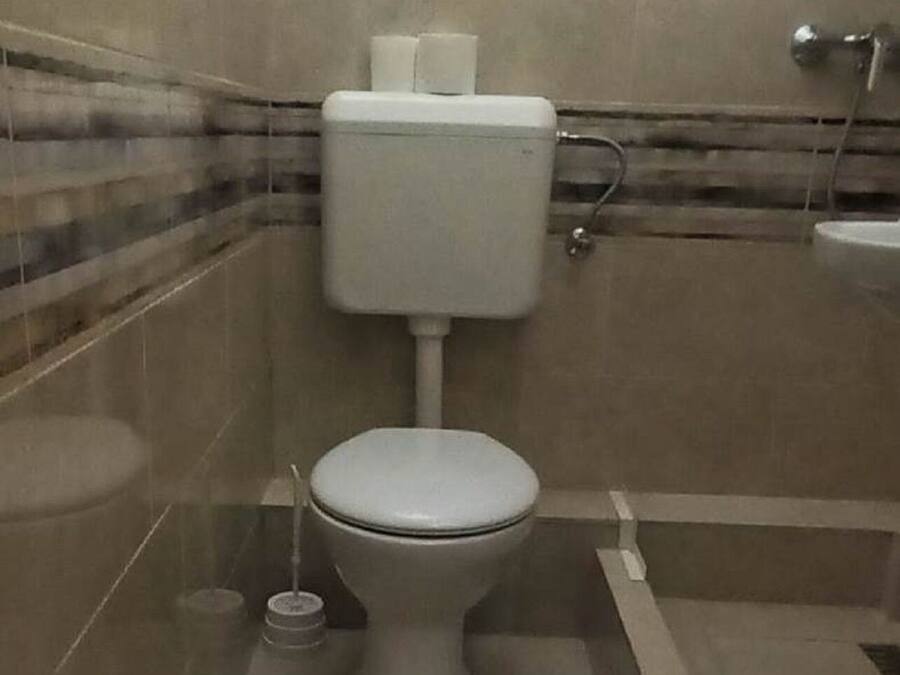 Uma casa de banho pequena e moderna, com sanita, bidé e chuveiro.