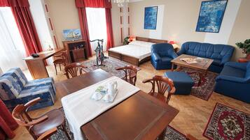 Frigobar, cofres nos quartos, individualmente decorados