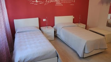 Roupas de cama premium, frigobar, cofres nos quartos, escrivaninha