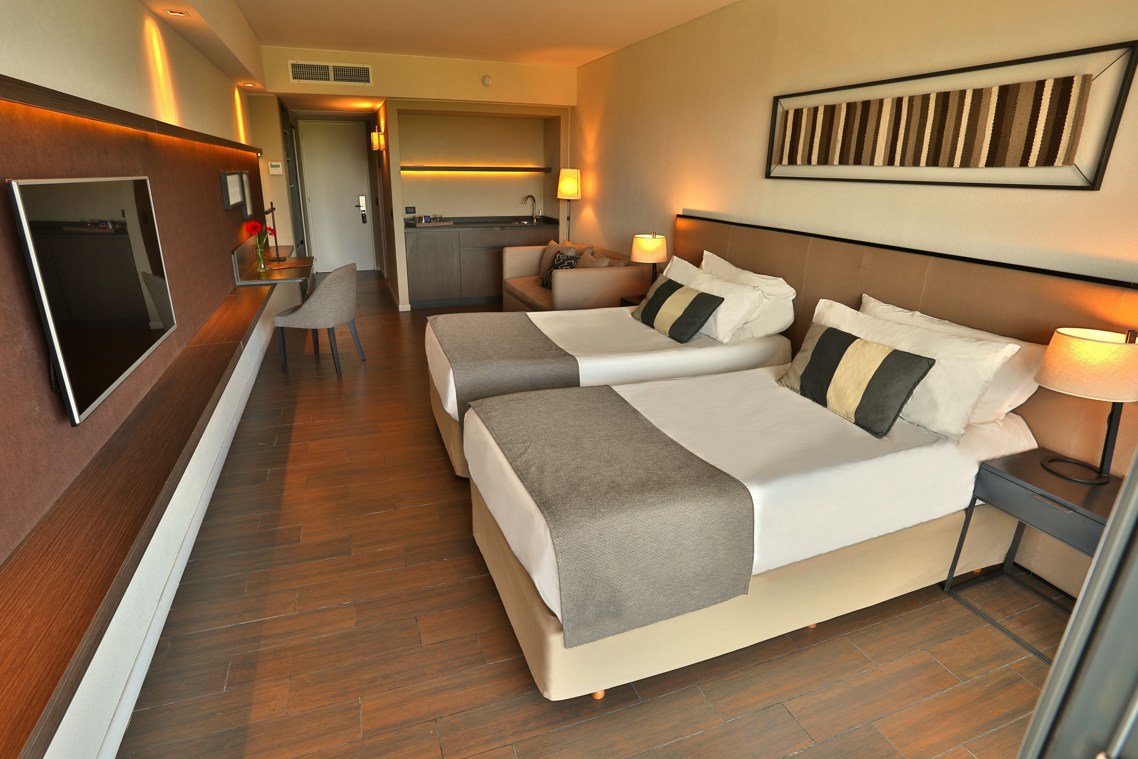 Roupa de alta qualidade, camas de colchão pillowtop, minibar 