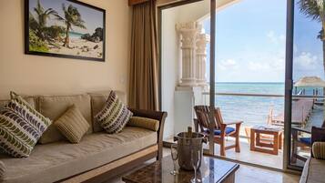 Suite Deluxe, 1 cama king-size e sofá-cama, terraço, junto ao mar | 1 quarto, roupa de alta qualidade, edredões de penas, minibar