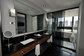 Suite Presidencial | Casa de banho | Um polibã, um chuveiro fixo, um secador de cabelo, toalhas fornecidas 