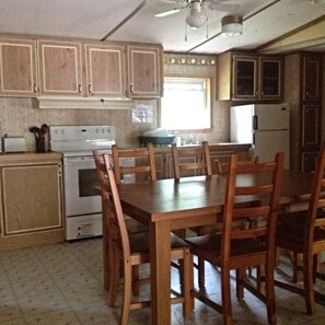 Casa, 4 quartos | Cozinha privada | Um micro-ondas, uma cafeteira/bule 