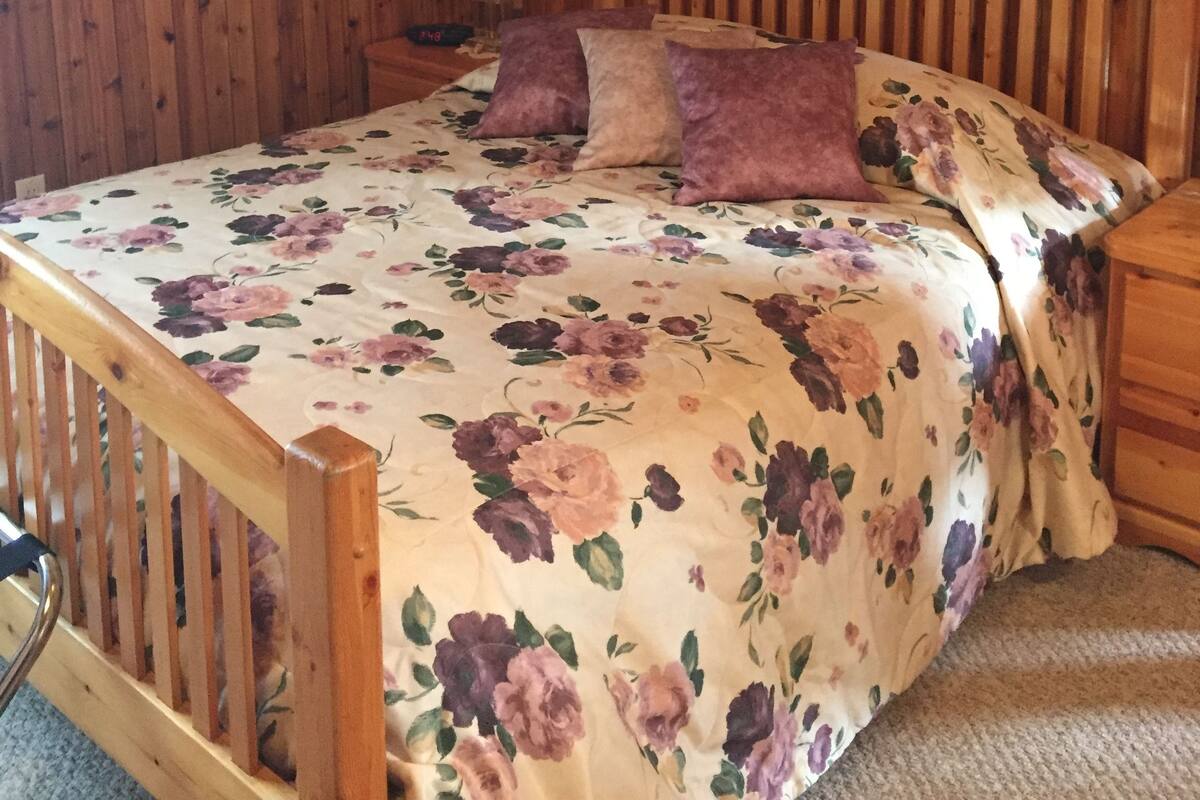 Quarto, 1 cama queen-size | Roupa de alta qualidade, edredões de penas, camas de colchão pillowtop 