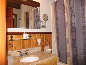 Quarto, 1 cama queen-size | Casa de banho | Artigos de higiene pessoal grátis, um secador de cabelo 