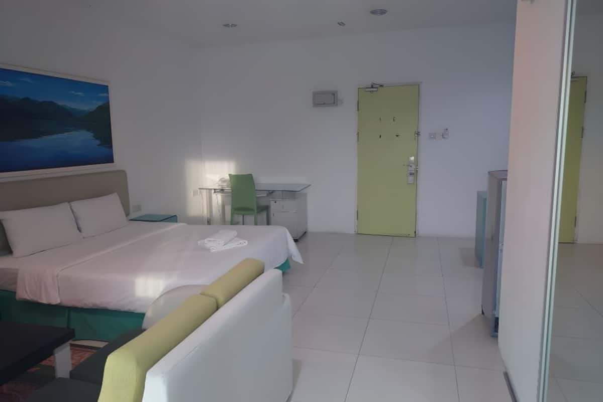 Estúdio, 1 cama de casal (Room) | Cofre com capacidade para portátil, secretária, ferro/tábua de engomar